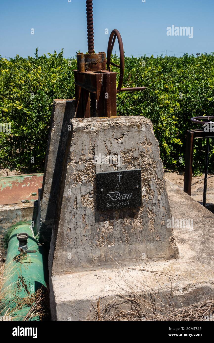 Vertical rising sluice gate hi-res stock photography and images - Alamy