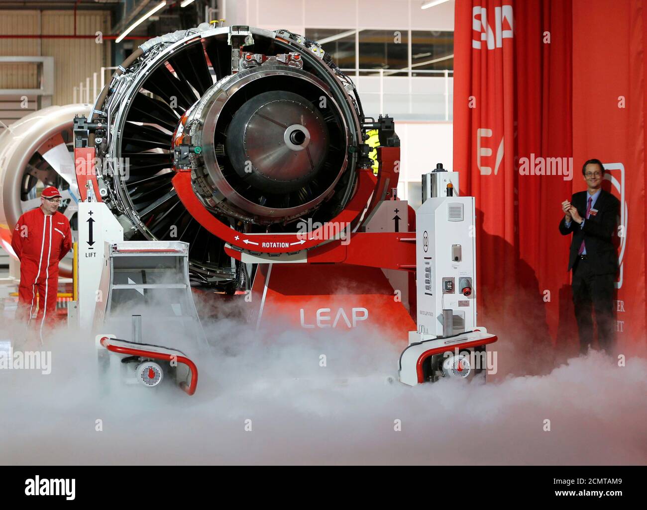 Series production systems hi-res stock photography and images - Alamy