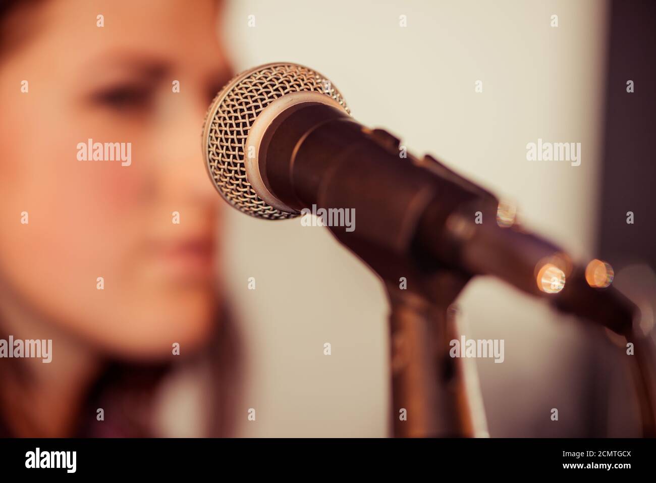 Live performance microphone hi-res stock photography and images - Alamy