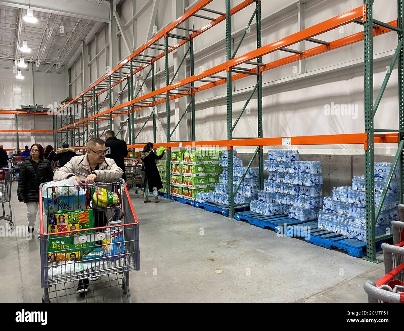 Costco shoppers toilet paper hi-res stock photography and images - Alamy