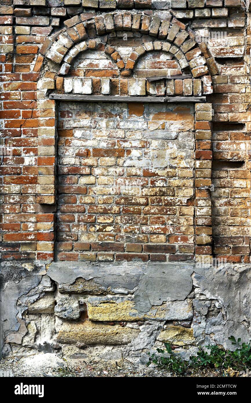 Old wall and arch hi-res stock photography and images - Alamy