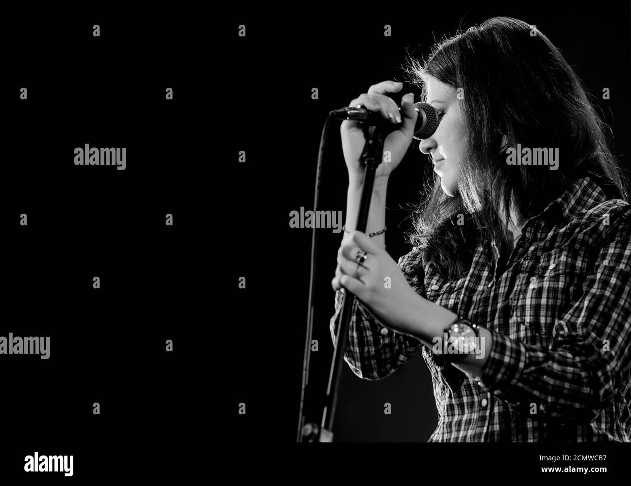 Microphone singer stage performance hi-res stock photography and images ...