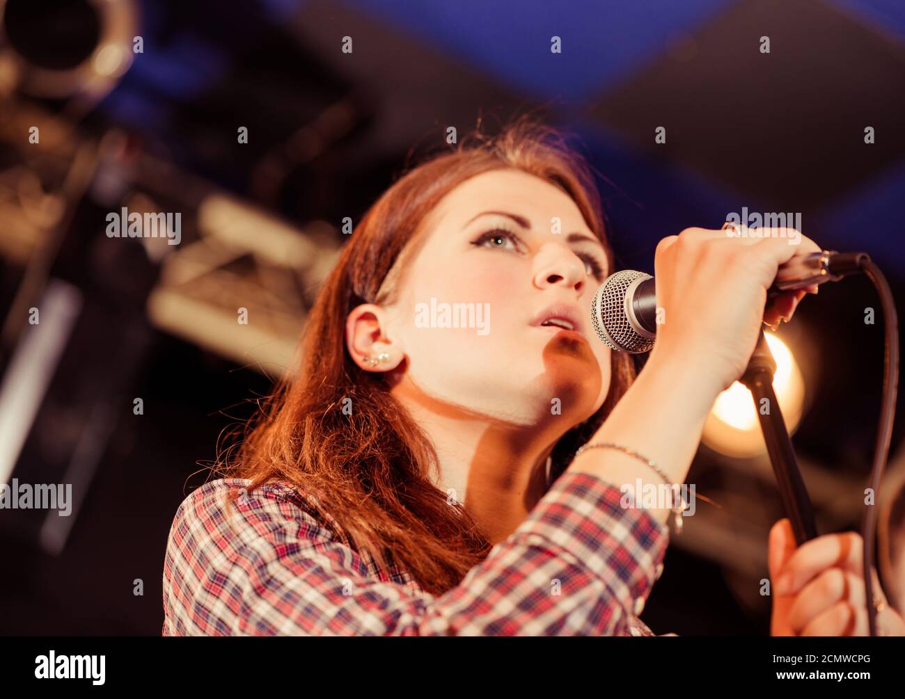 Microphone singer stage performance hi-res stock photography and images ...