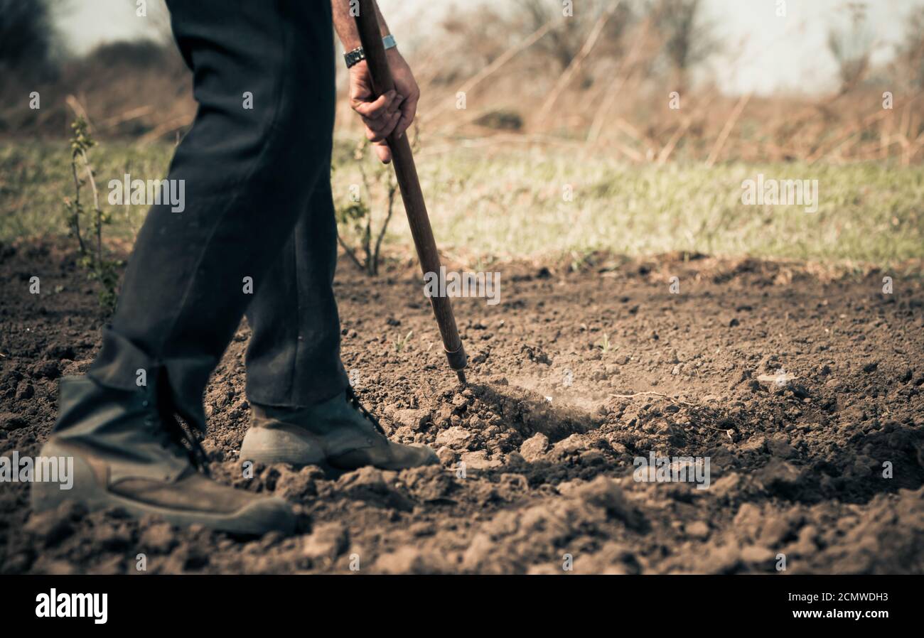 Old man digging ground hi-res stock photography and images - Alamy