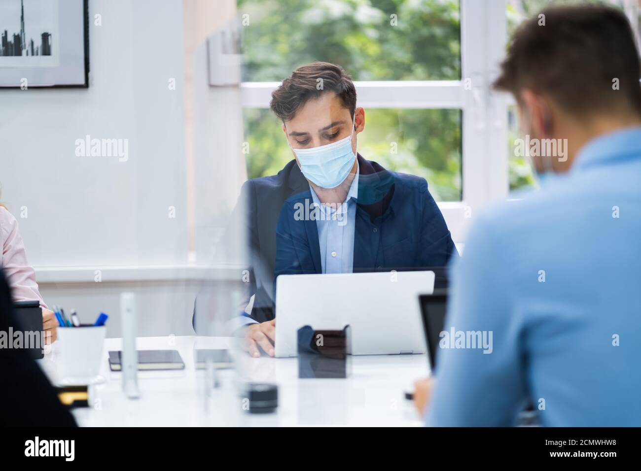 Person in office wearing mask hi-res stock photography and images - Alamy