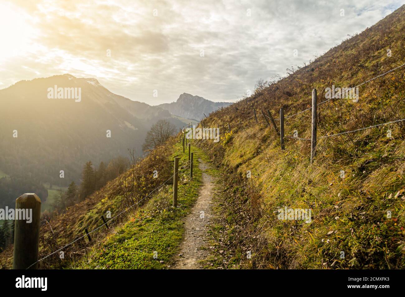 Footpath along side field hi-res stock photography and images - Alamy
