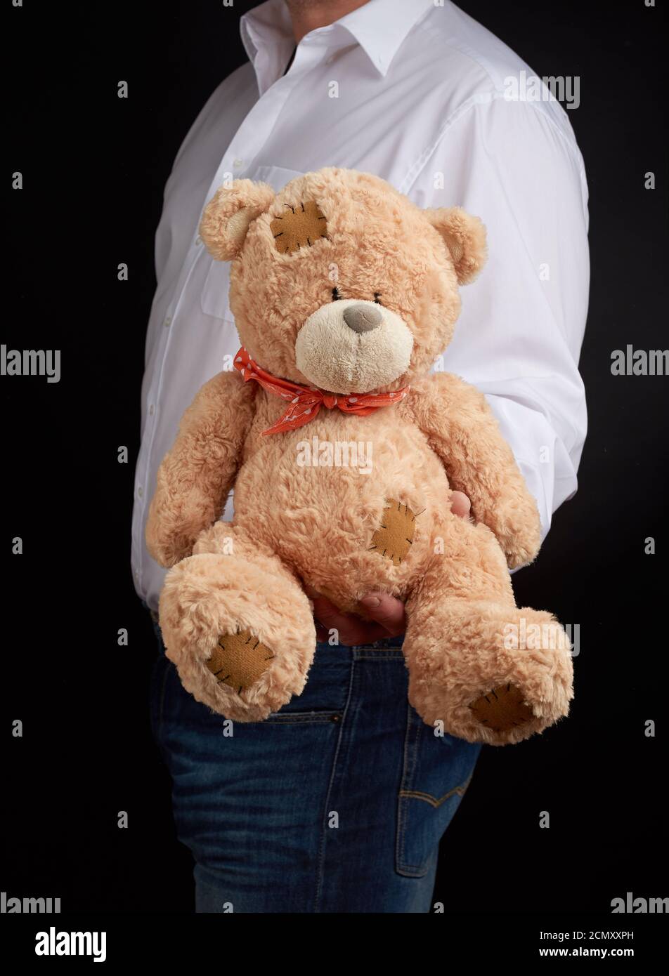 Man with a large teddy hi-res stock photography and images - Alamy