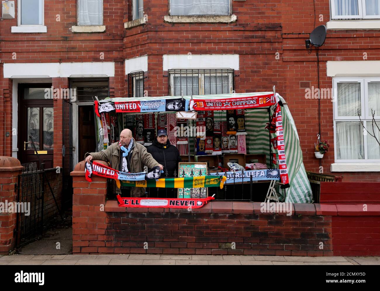 Outside old trafford matchday hi-res stock photography and images - Alamy