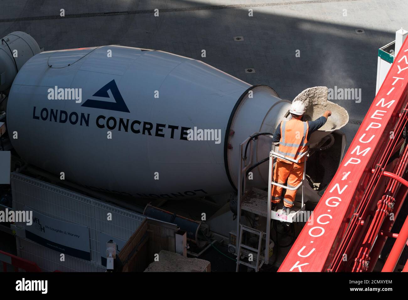 London concrete truck unloading concrete Stock Photo - Alamy