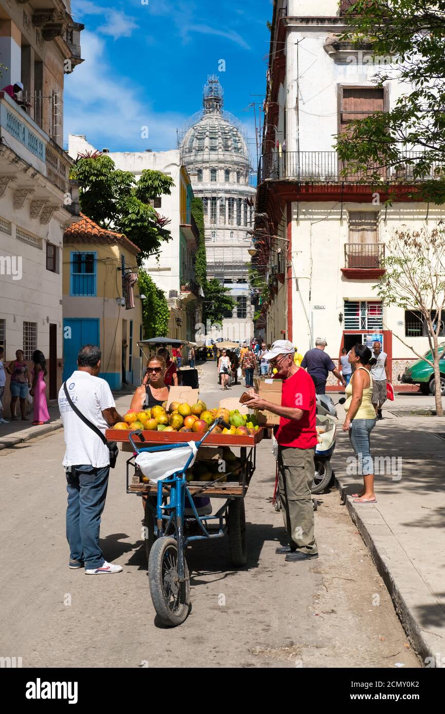 Cuba havana lifestyle market hi-res stock photography and images - Alamy
