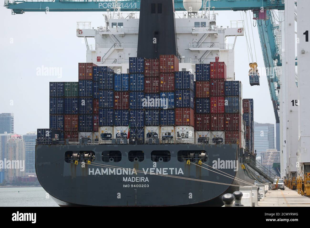 Super post panamax cranes hi-res stock photography and images - Alamy