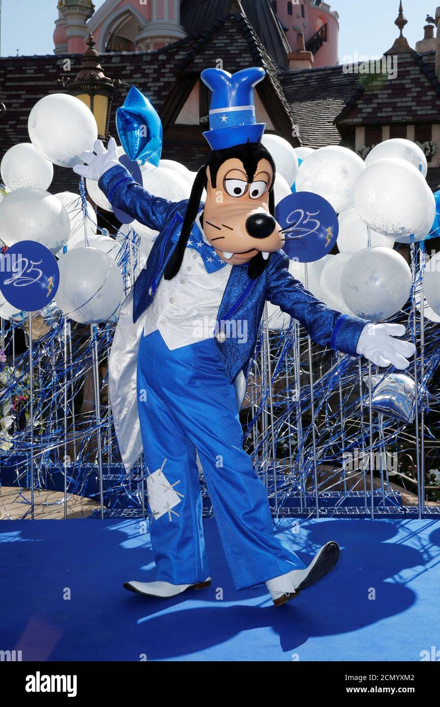 Goofy disneyland paris france hi-res stock photography and images - Alamy