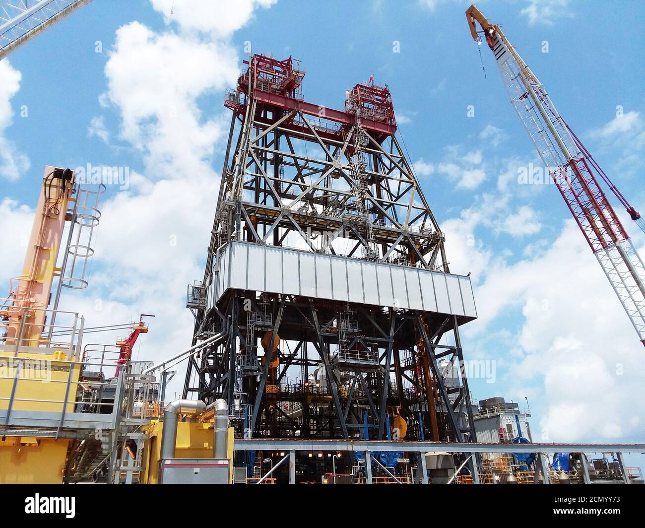 Oil derrick gulf of mexico hi-res stock photography and images - Alamy
