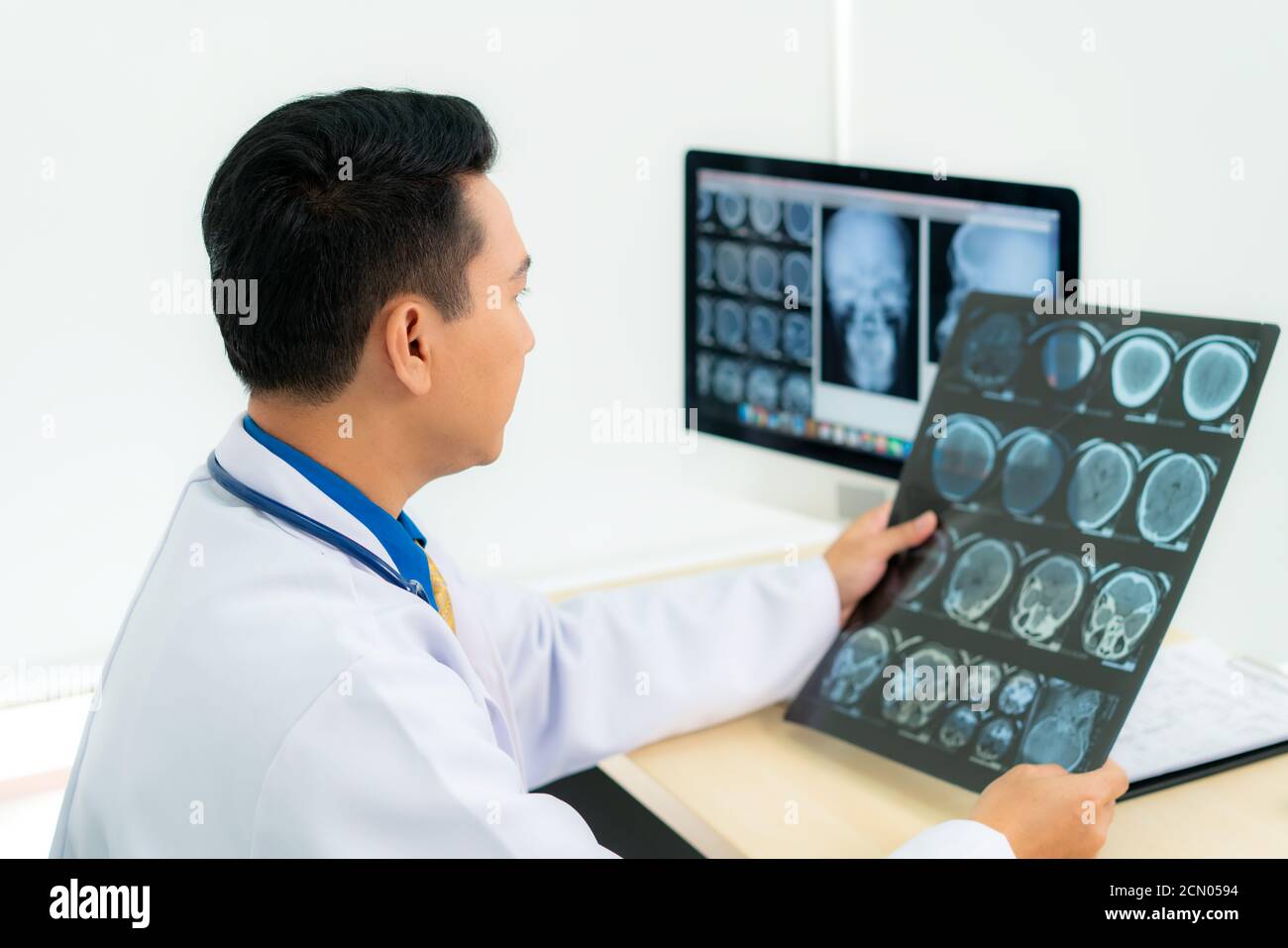 Doctor with skull hi-res stock photography and images - Alamy