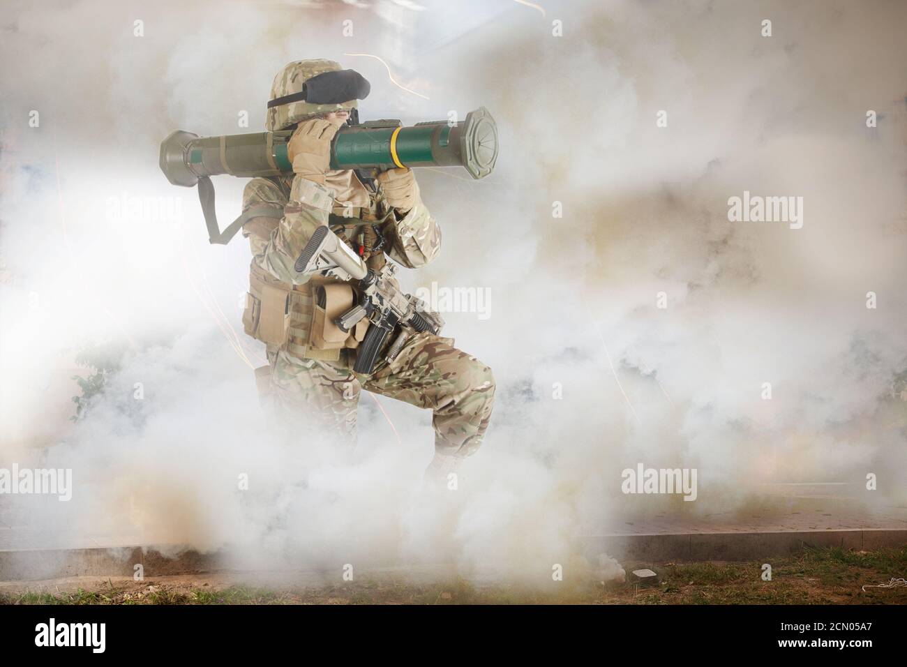 US ARMY soldier firing rocket grenade launcher Stock Photo - Alamy