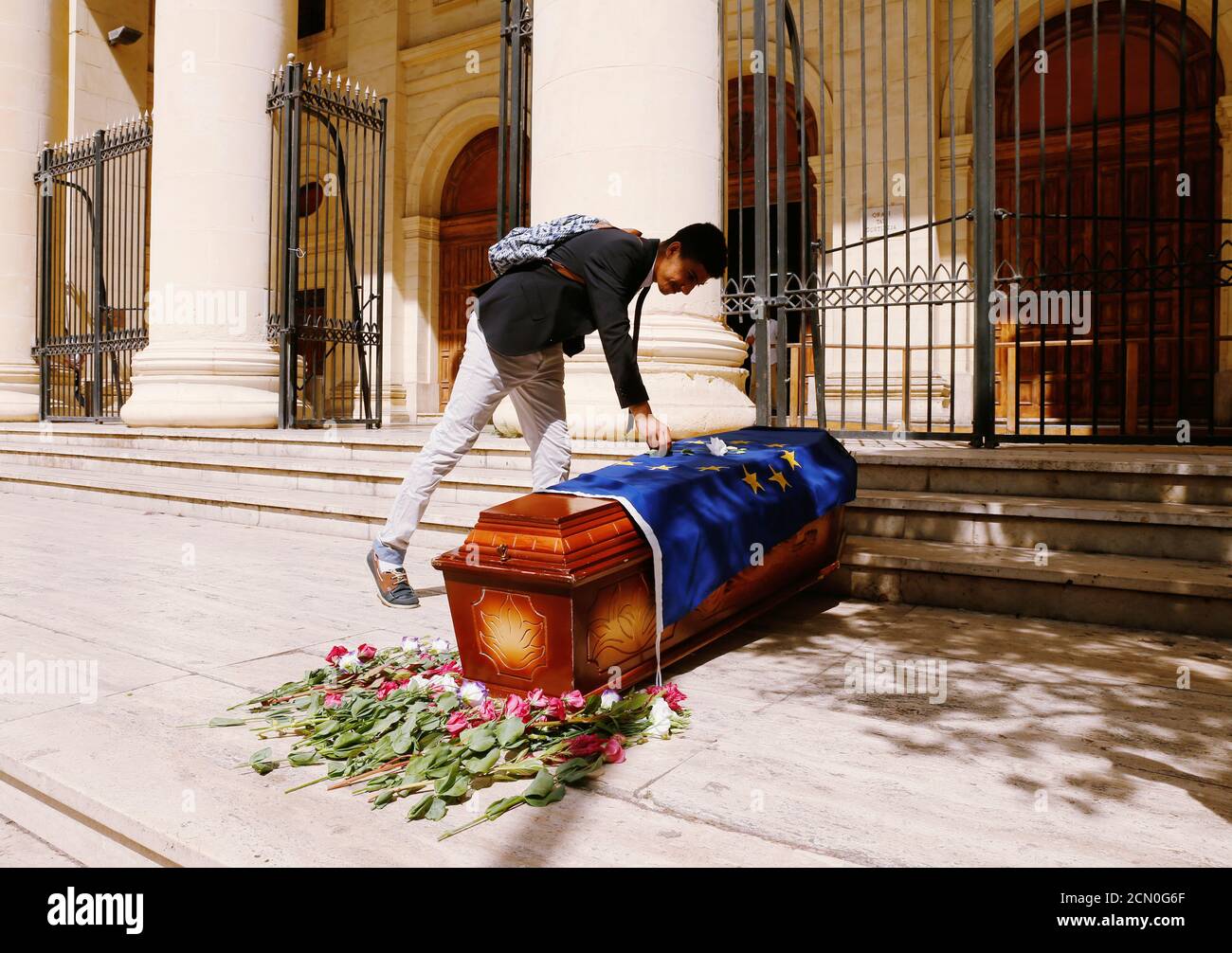 Flag draped mock coffin hi-res stock photography and images - Alamy