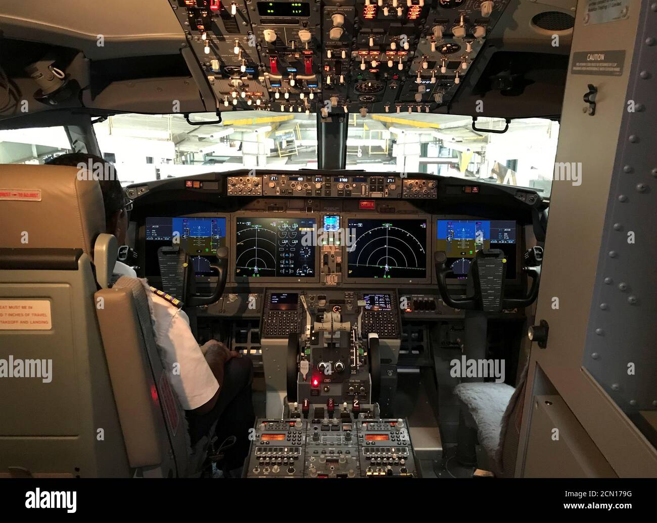 Boeing 737 cockpit max hi-res stock photography and images - Alamy