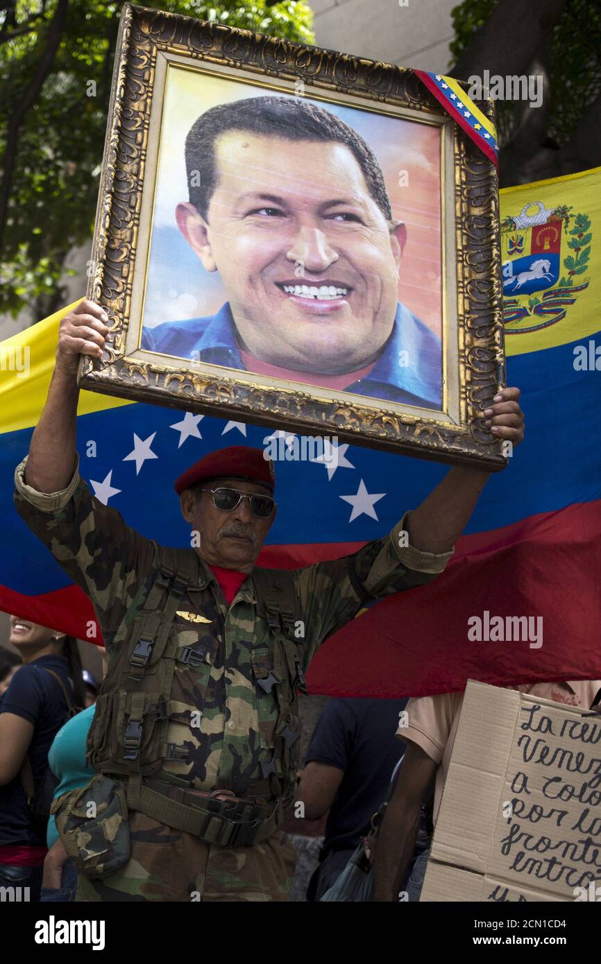 Hugo chavez uniform hi-res stock photography and images - Alamy