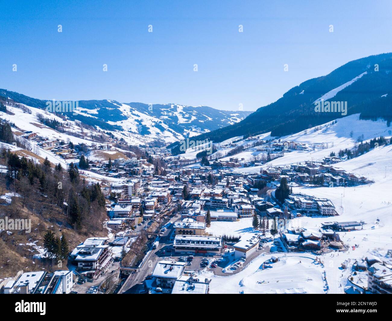 Beautiful mountain village covered in snow in the Alps in Austria Stock ...