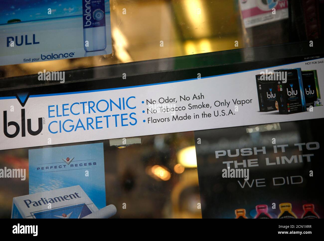 China cigarettes shop hi-res stock photography and images - Alamy