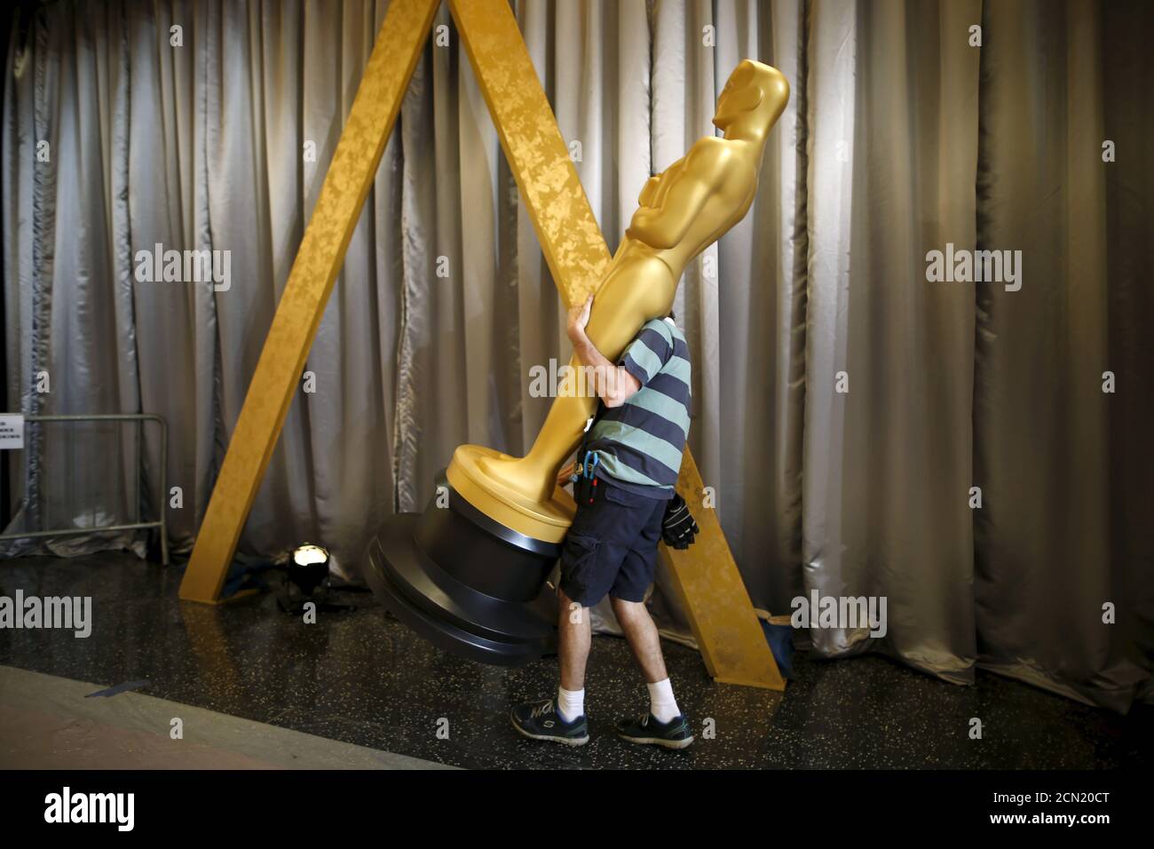 Oscar statue prop hi-res stock photography and images - Alamy