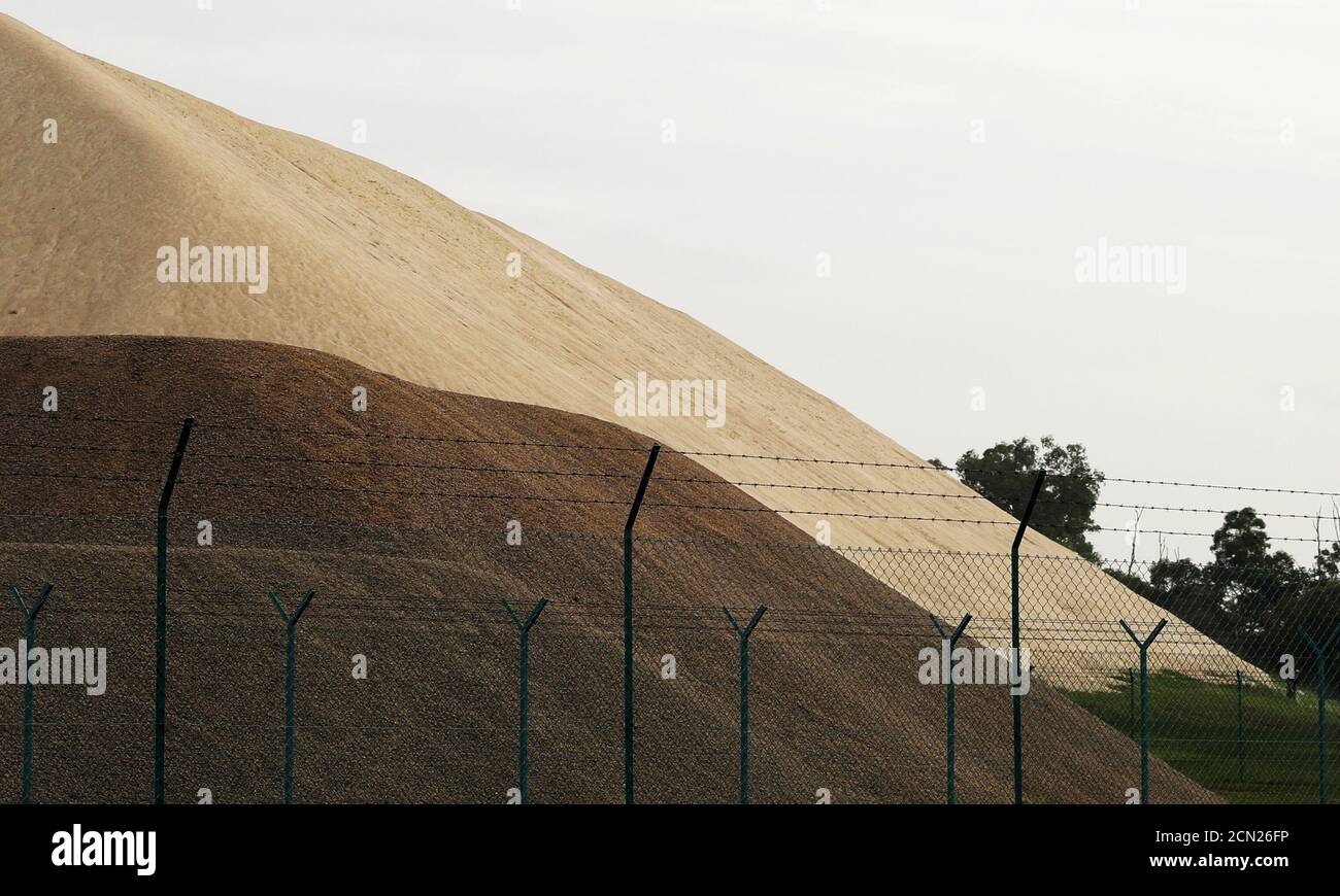 Sand stockpile hi-res stock photography and images - Alamy