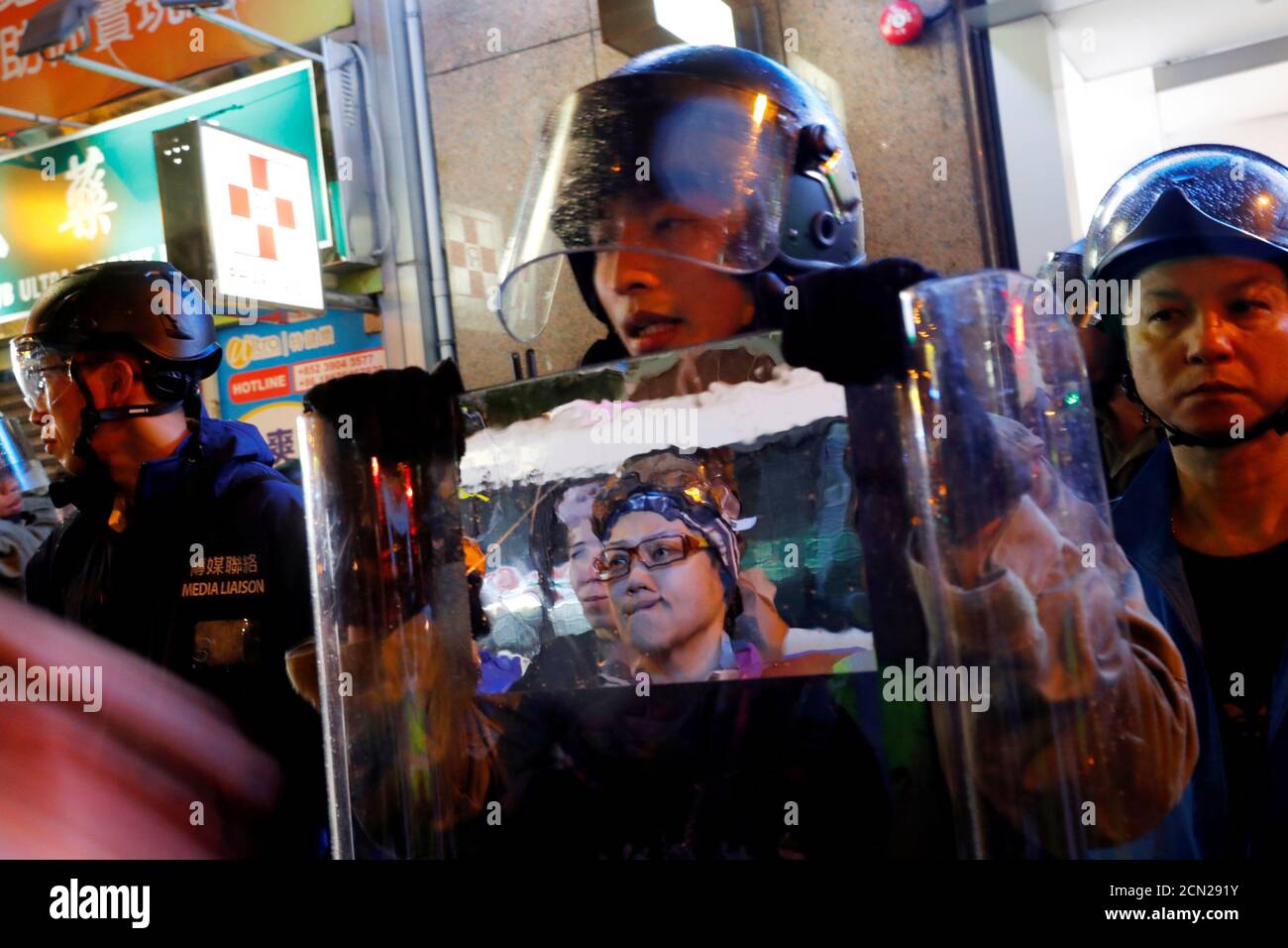 Police hong kong shield hi-res stock photography and images - Alamy