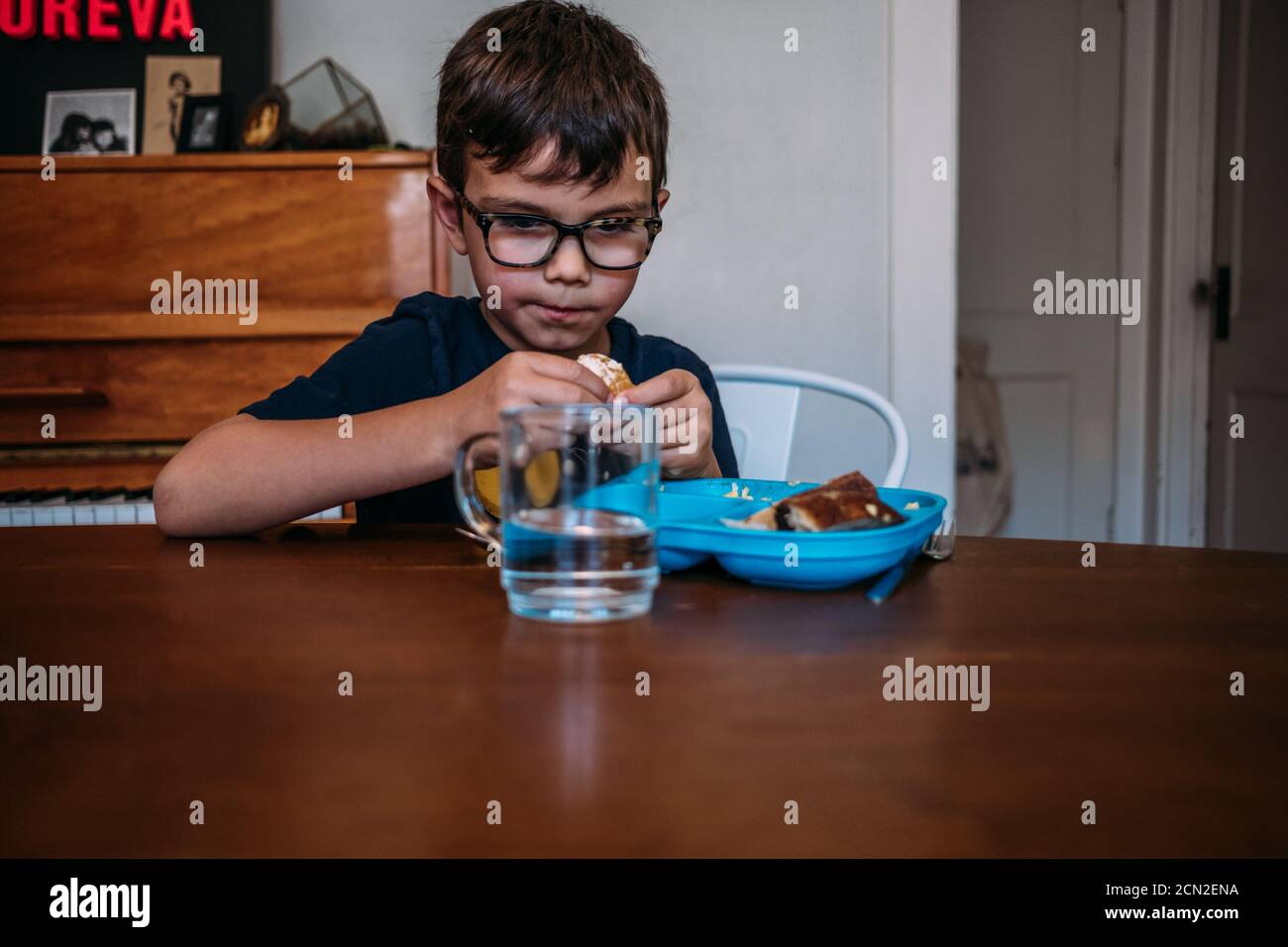 Boys eating lunch school hi-res stock photography and images - Alamy