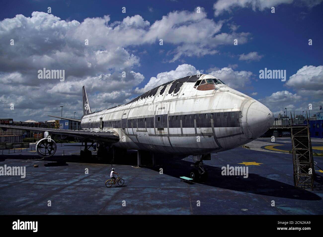 Pictures of airplane rides hi-res stock photography and images - Alamy