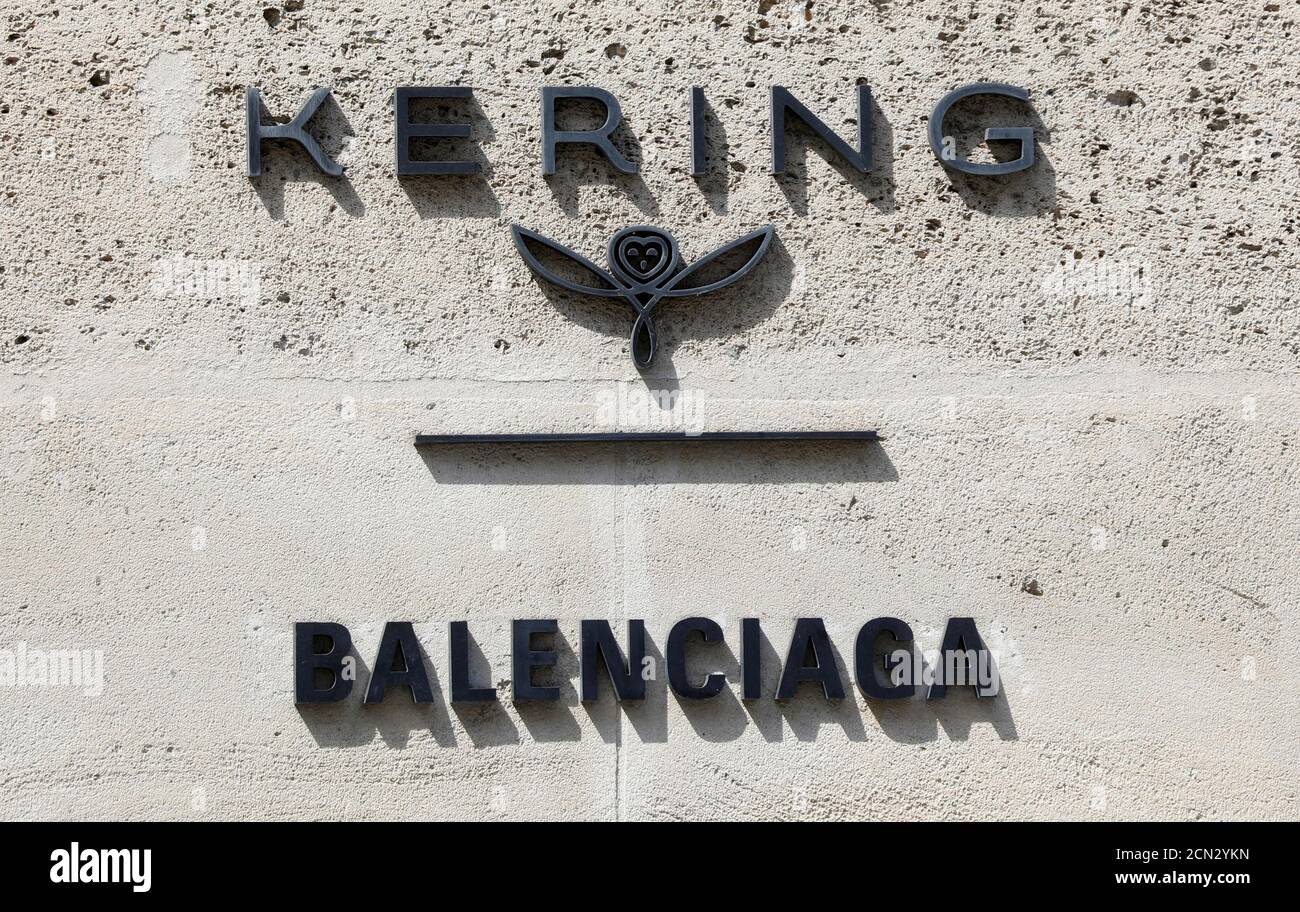 Balenciaga logo hi-res stock photography and images - Alamy
