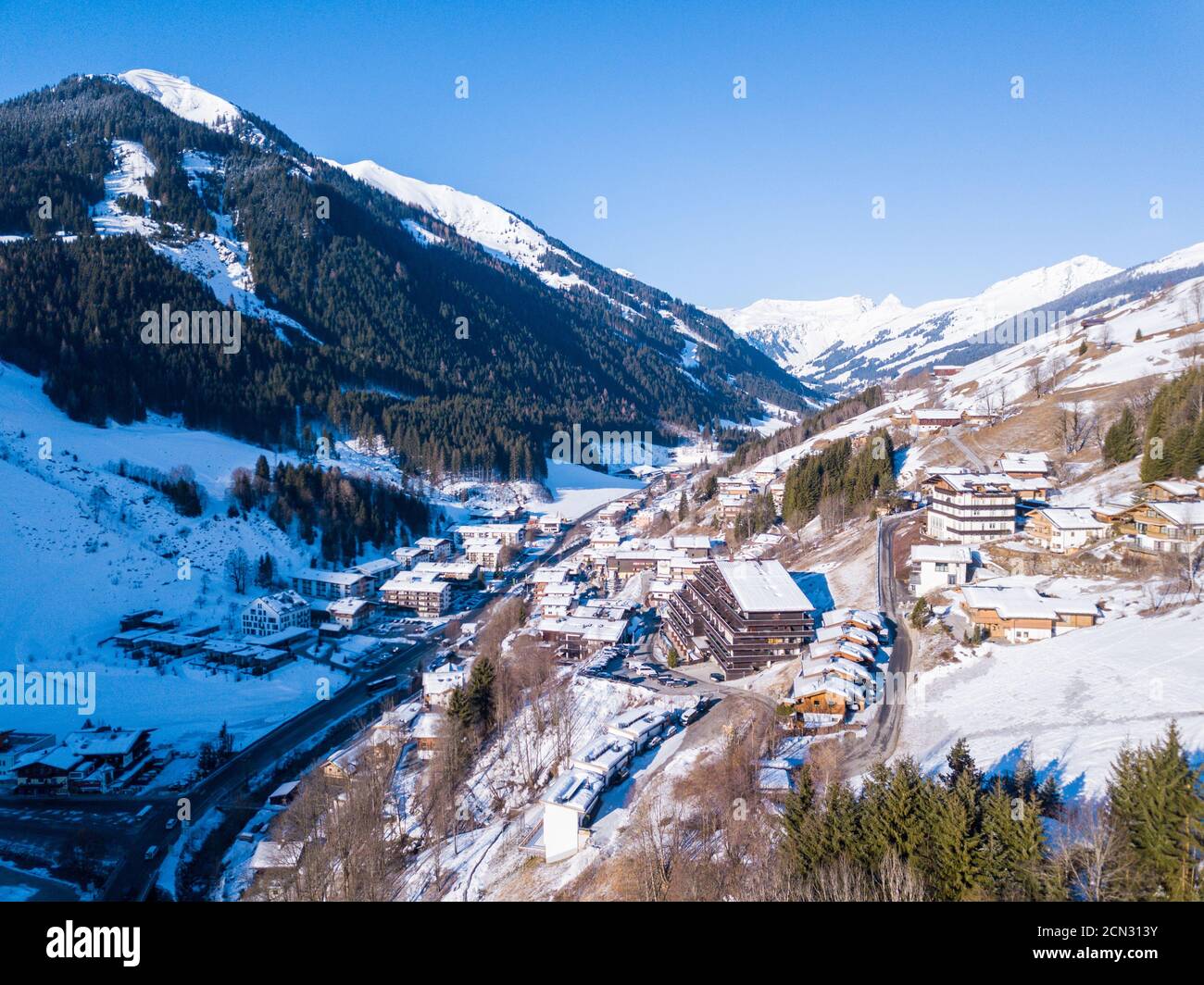Beautiful mountain town covered in snow in the Alps in Austria Stock ...