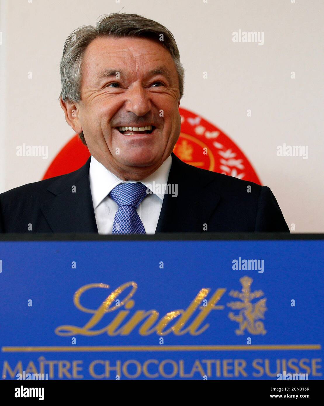 Gold wrapped lindt chocolate bunnies hi-res stock photography and ...