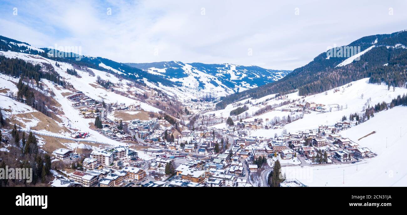 Beautiful mountain town covered in snow in the Alps in Austria Stock ...