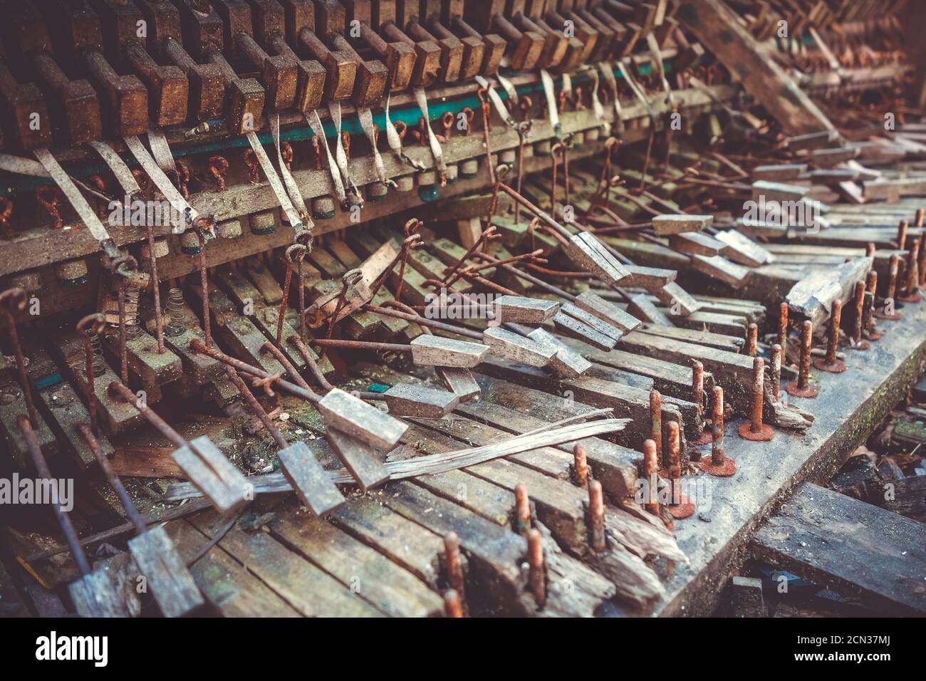 Old broken piano Stock Photo - Alamy