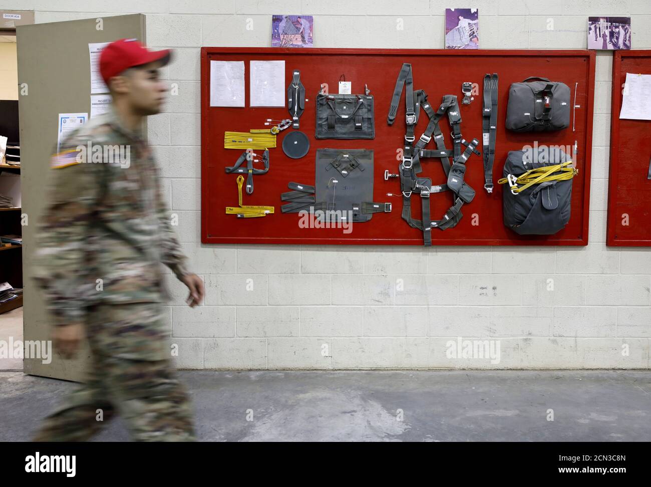 Static line parachute hi-res stock photography and images - Alamy