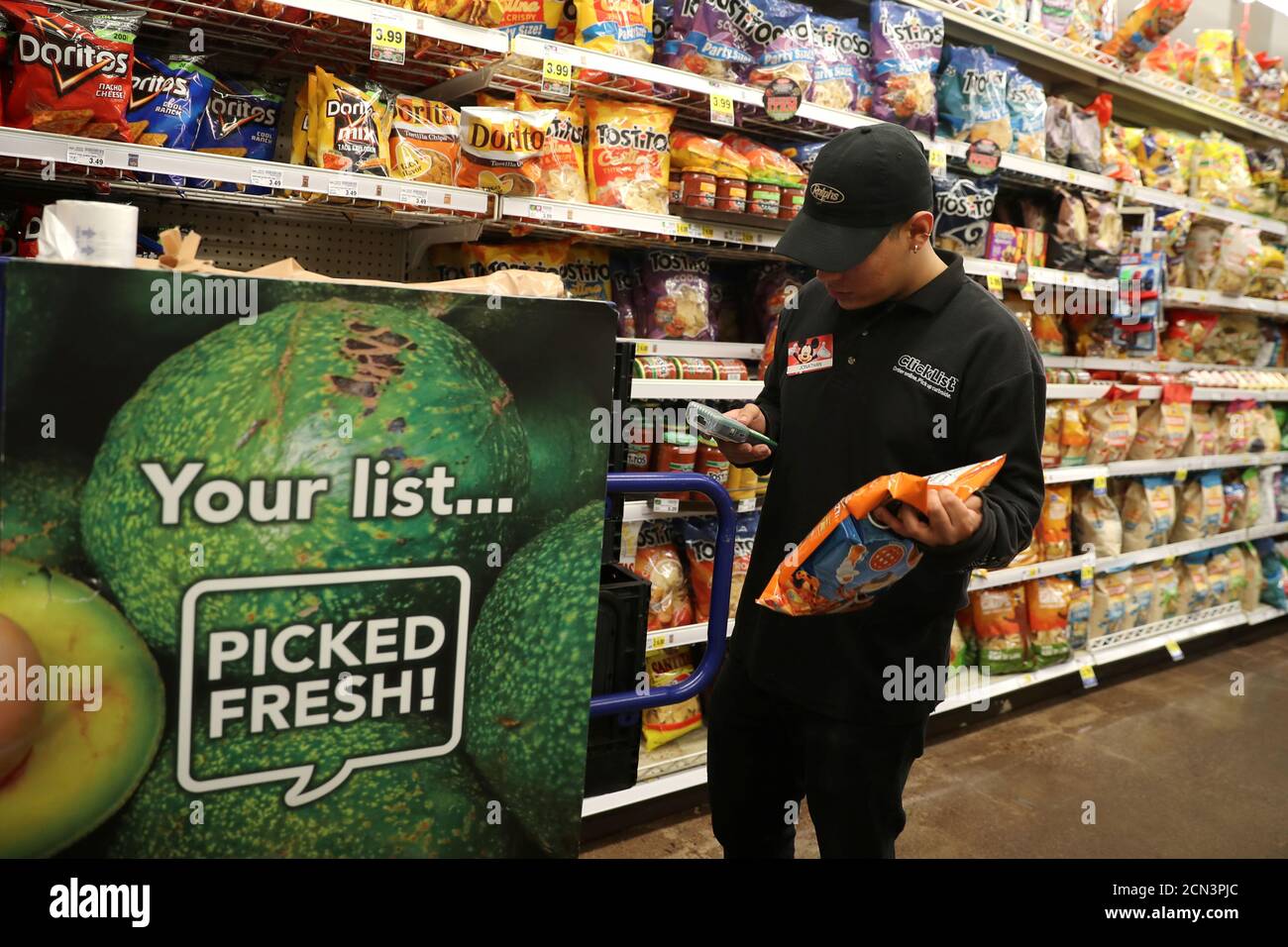 Kroger cart hi-res stock photography and images - Alamy