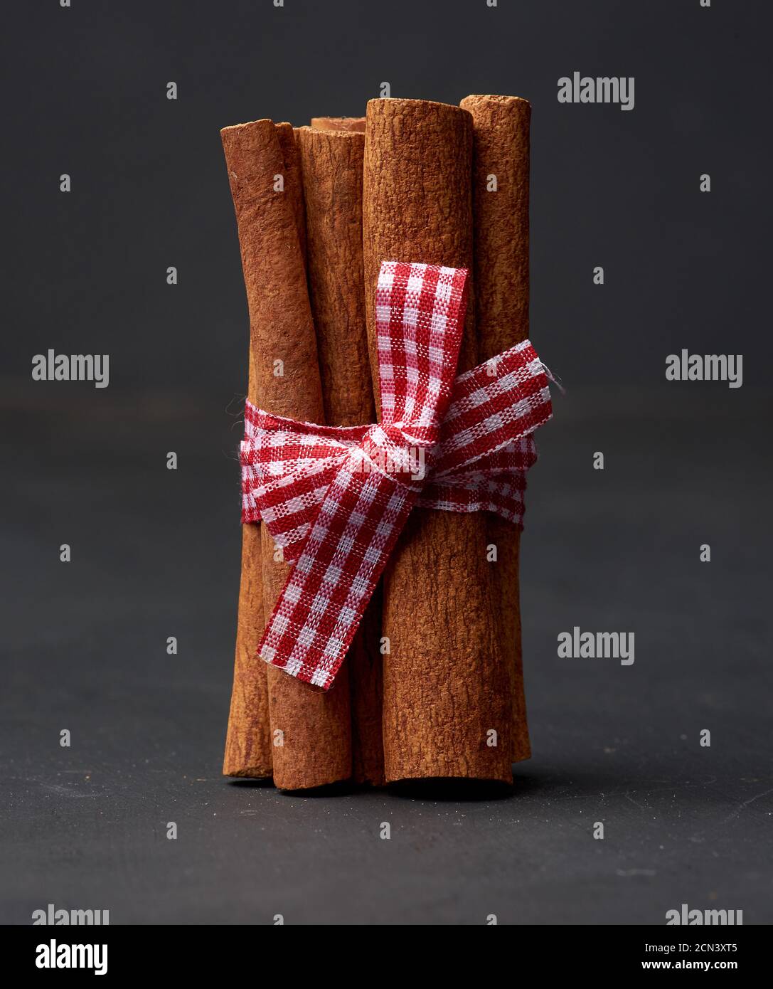 Cinnamon sticks bunch tied hi-res stock photography and images - Alamy