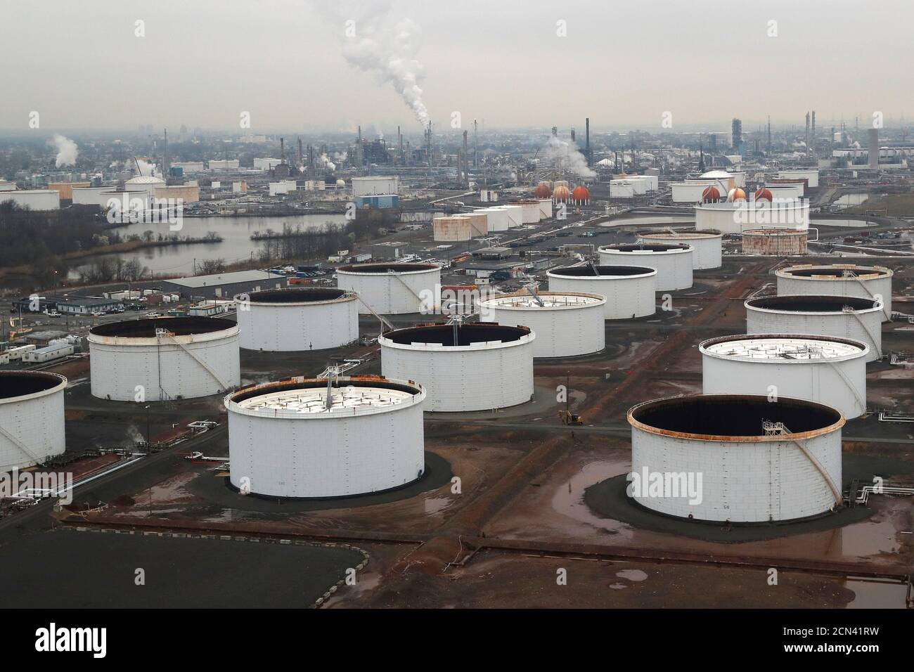 New jersey oil tanks hi-res stock photography and images - Alamy
