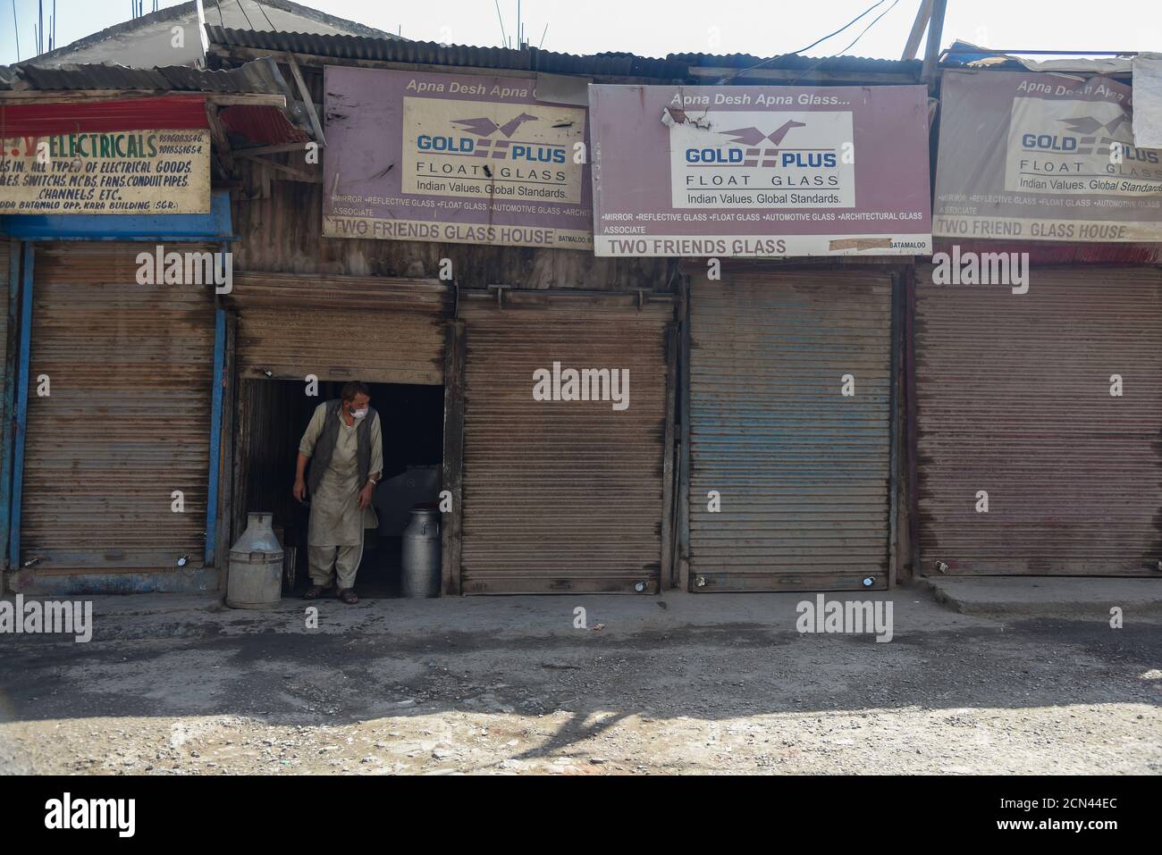 Angry shopkeeper hi-res stock photography and images - Alamy