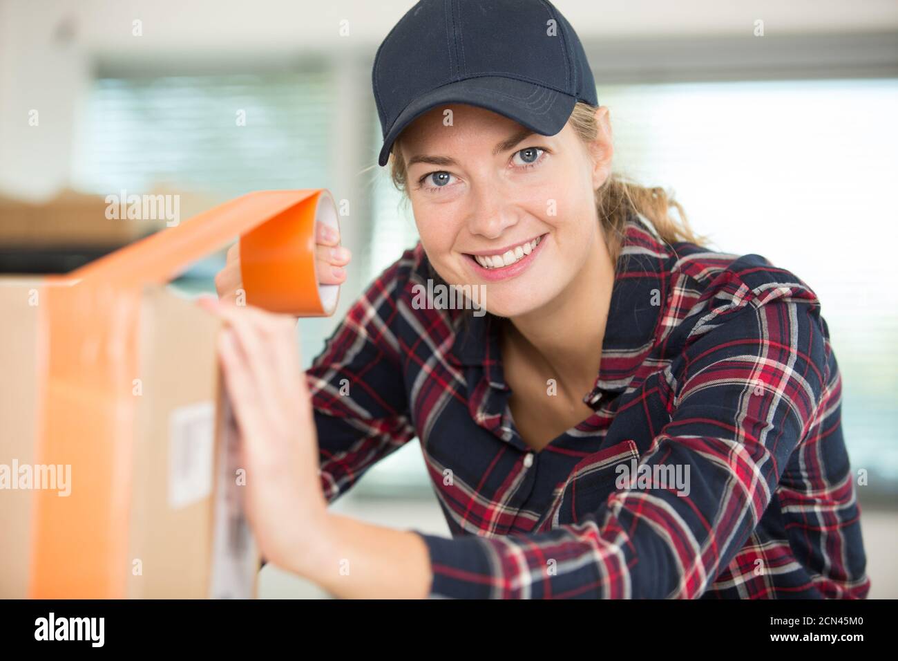 Office worker packing boxes hi-res stock photography and images - Alamy