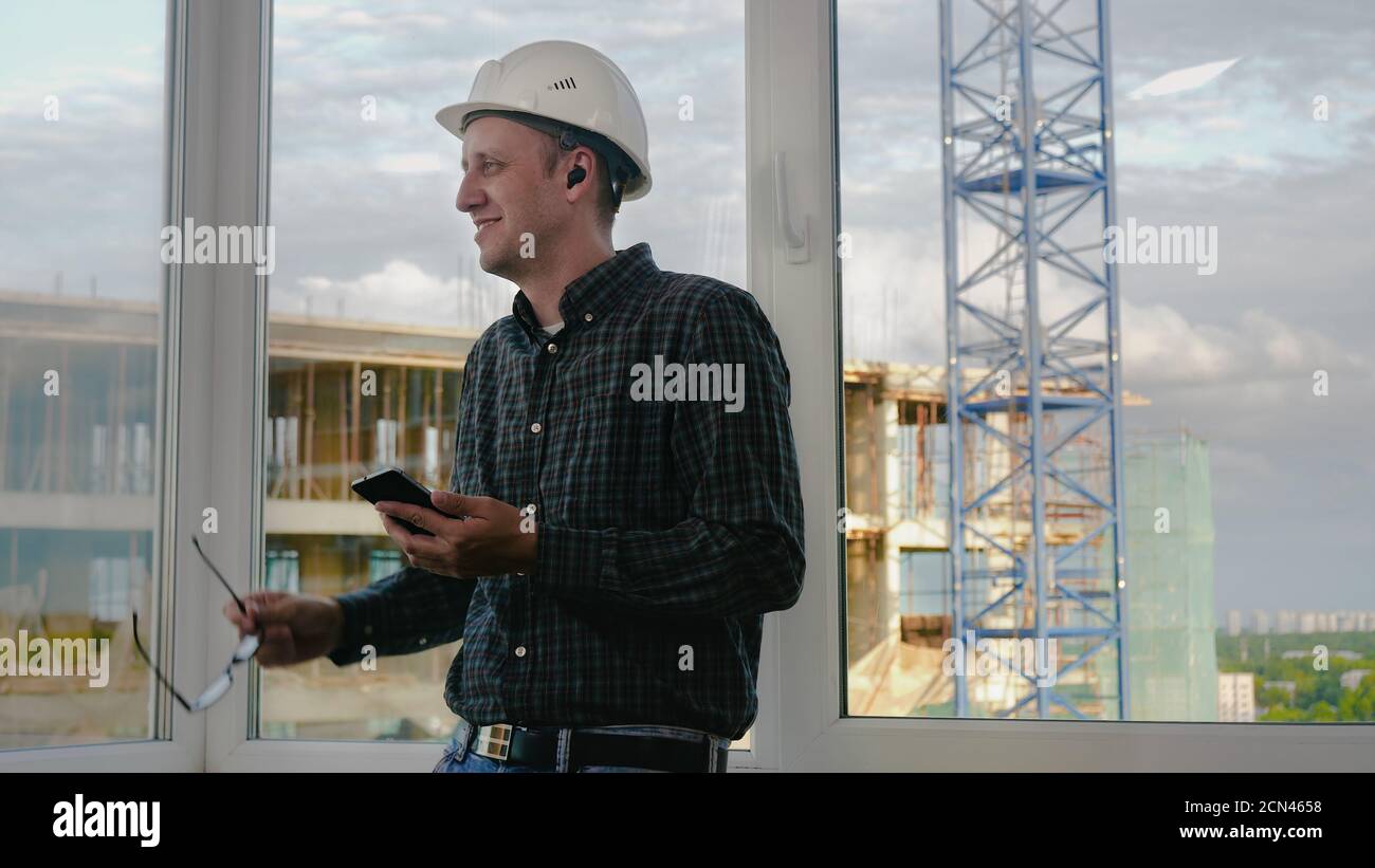 Engineer constructor construction worker hi-res stock photography and ...