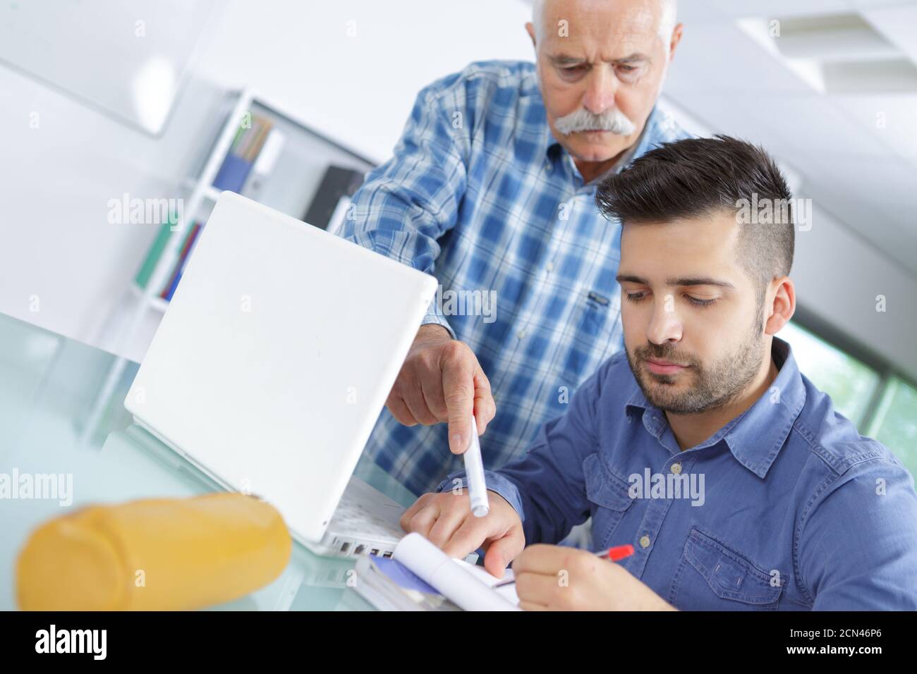 Man giving instructions hi-res stock photography and images - Alamy