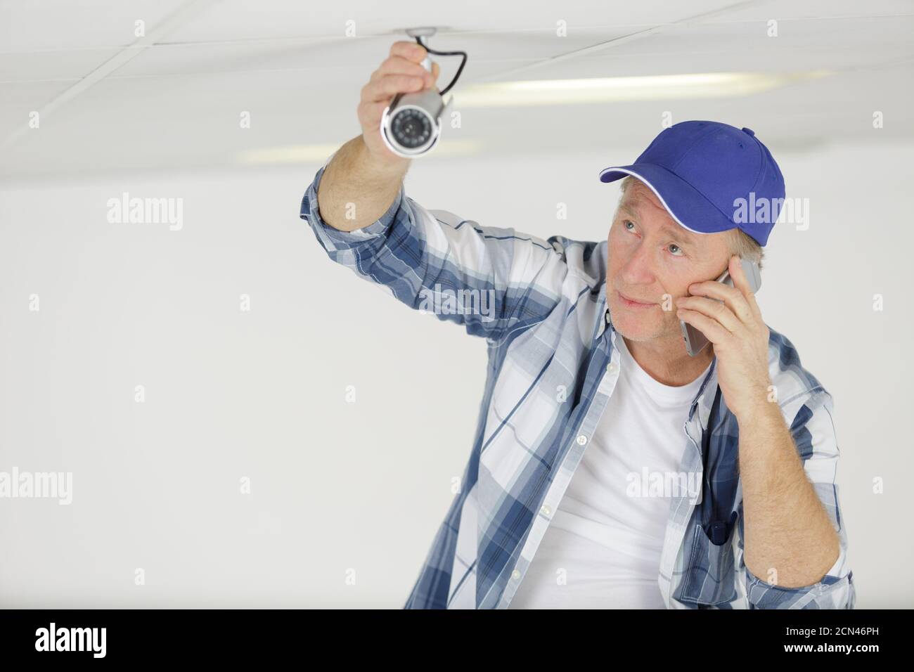 a professional cctv technician working Stock Photo - Alamy