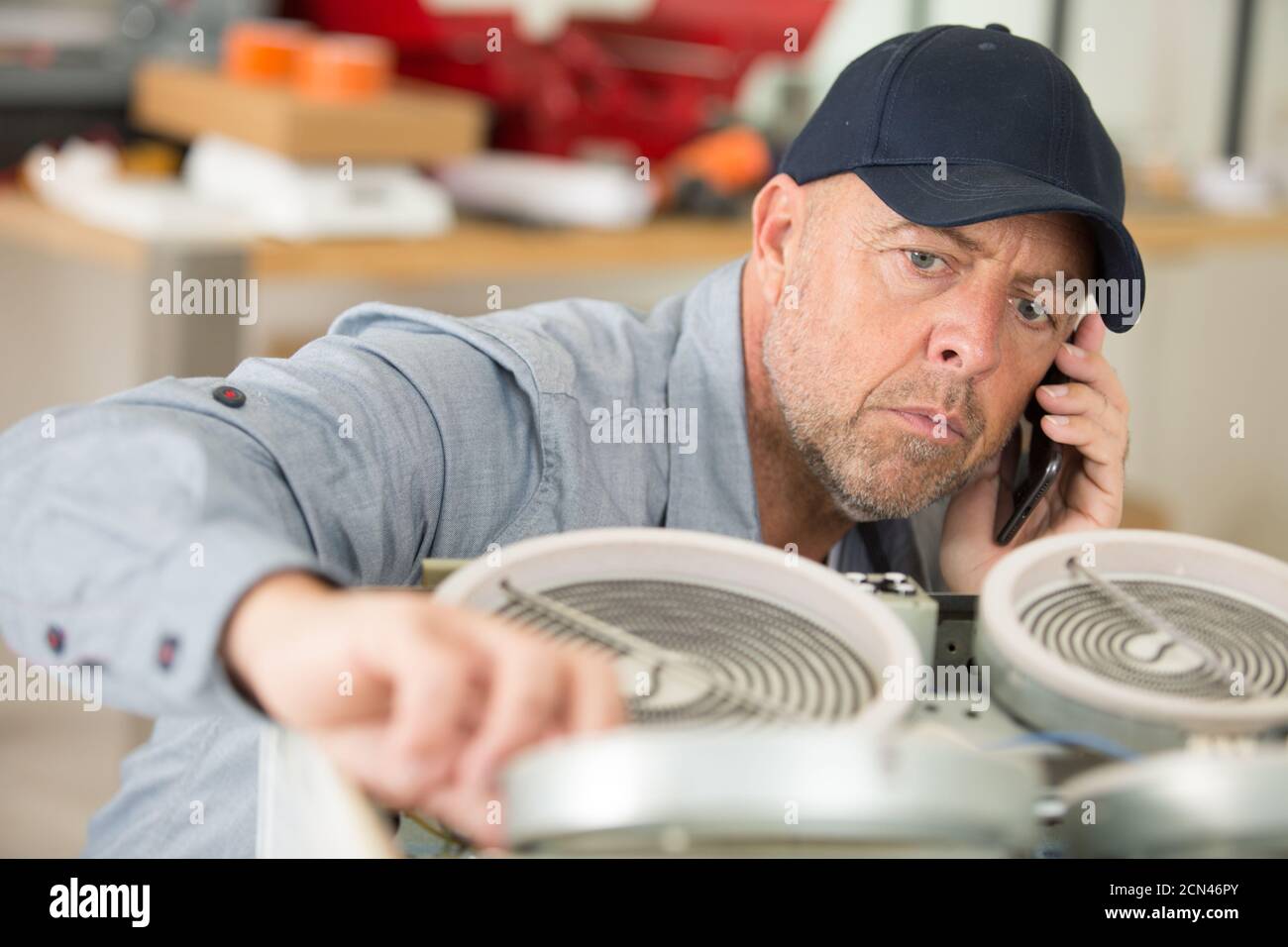 Plumber on mobile phone hi-res stock photography and images - Alamy