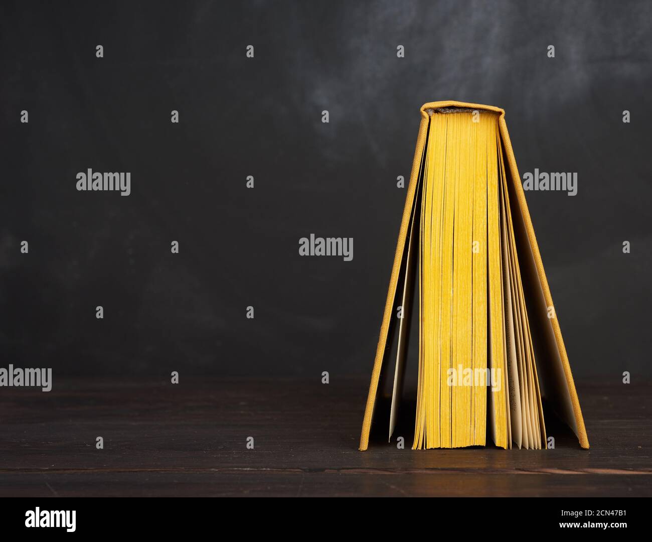 Bookstore people yellow hi-res stock photography and images - Alamy