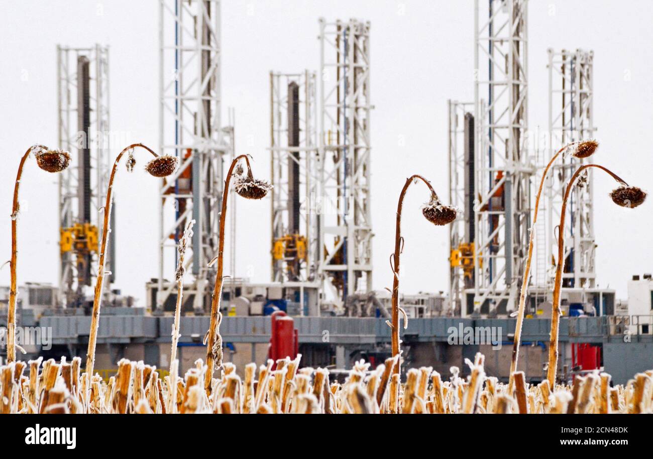 Oil drilling rigs hi-res stock photography and images - Alamy