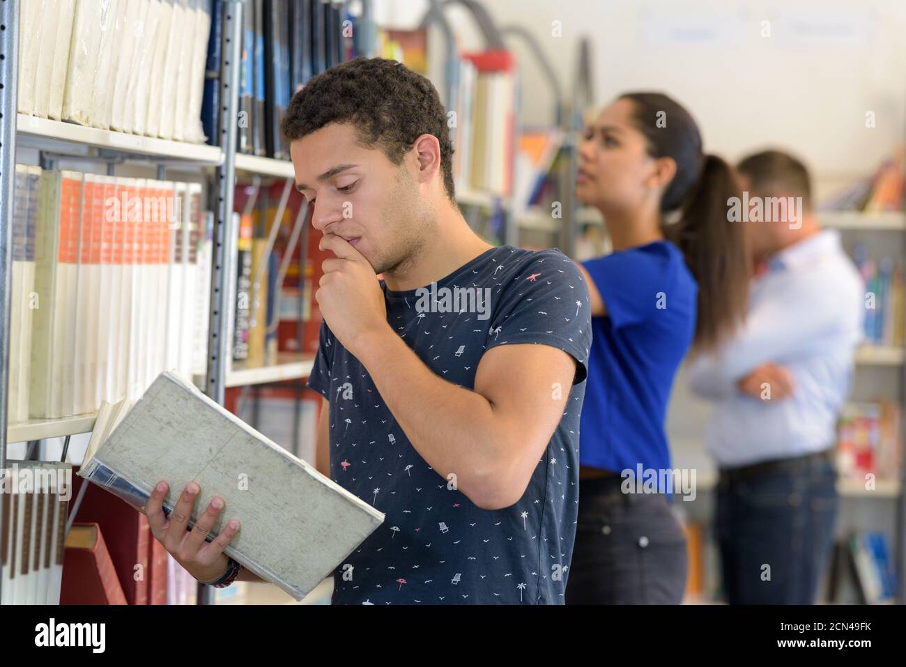 Man in library map hi-res stock photography and images - Alamy