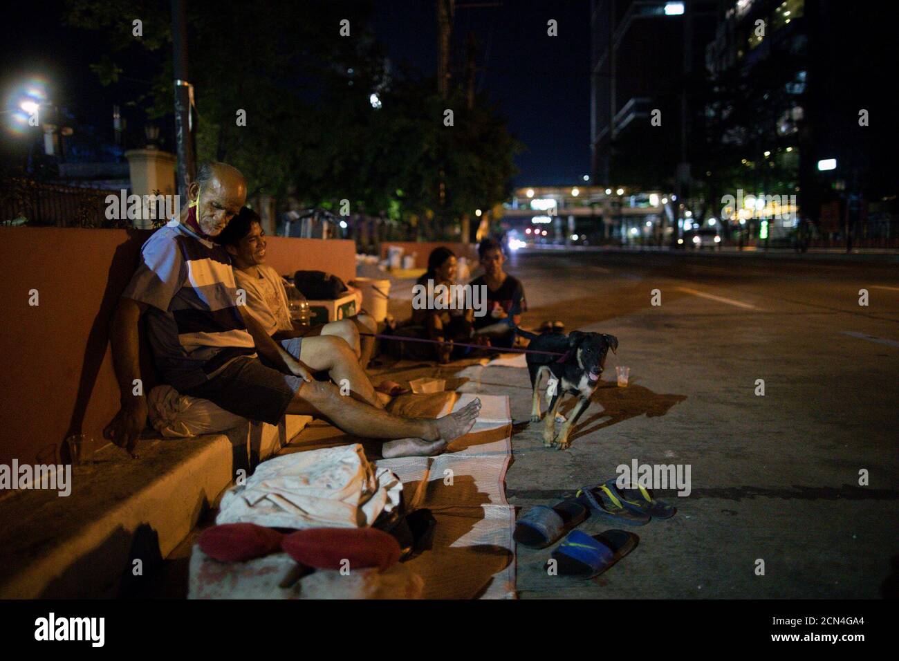 Manila street family hi-res stock photography and images - Alamy