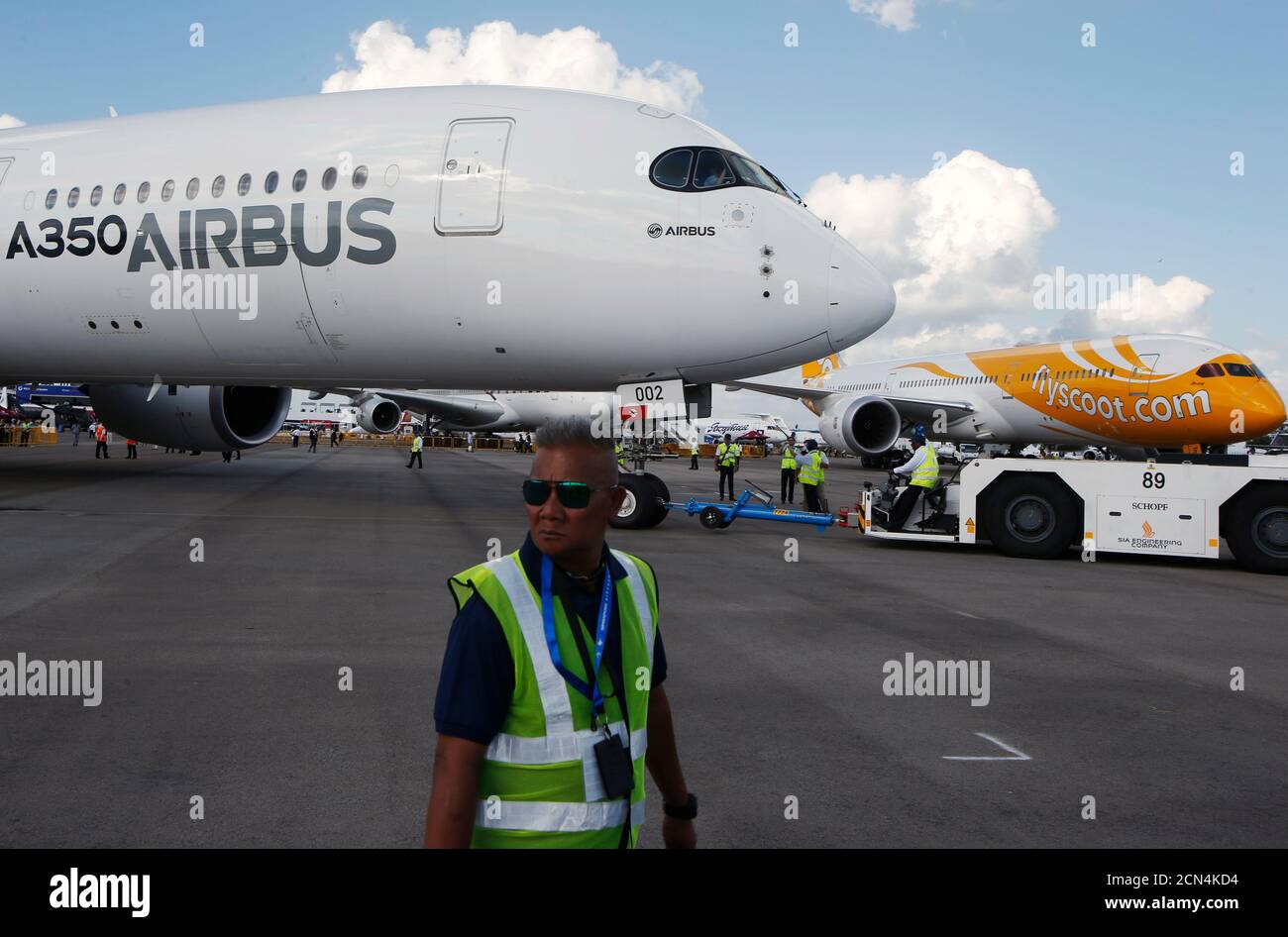 Boeing 787 dreamliner singapore hi-res stock photography and images - Alamy