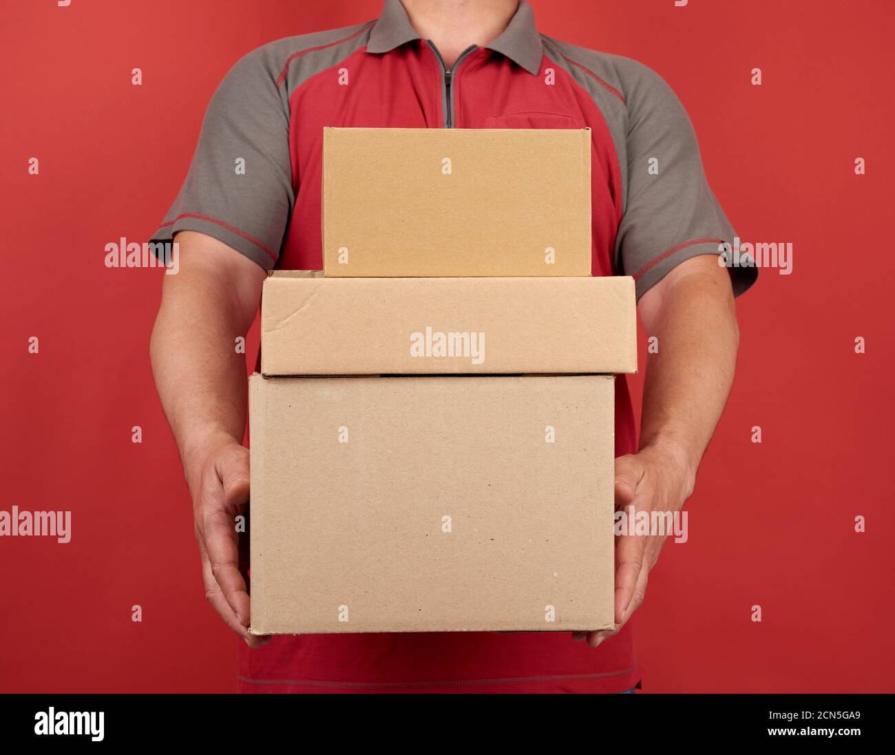 Delivery man carrying large box hi-res stock photography and images - Alamy